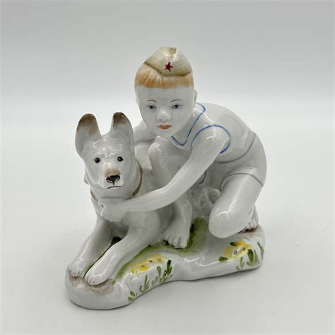 Статуэтка Юный пограничник с собакой скульптор Г С Столбова фарфор роспись Ленинградский