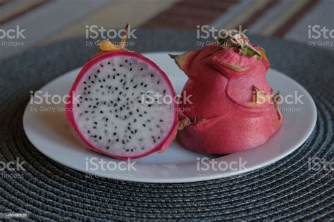 용 과일 이 열대 과일은 생생한 붉은 피부와 달콤하고 씨앗 얼룩덜룩 한 펄프로 유명합니다 피타 하야 또는 딸기 배라고도하는 용 과일 0명에 대한 스톡 사진 및 기타 이미지