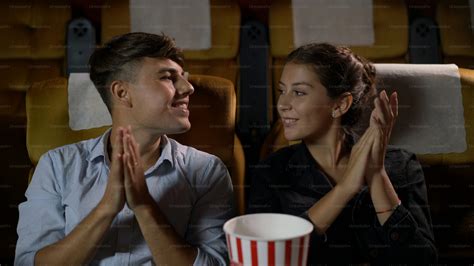 공연이 끝날 때 열광적으로 박수를 보내고 떠나는 남자와 여자 사진 Unsplash의 박수 이미지