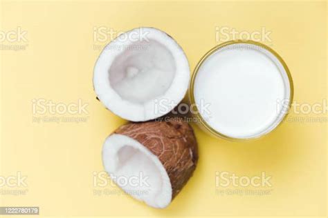 노란색 배경에 반으로 깨진 유리와 코코넛에 코코넛 비건 우유 0명에 대한 스톡 사진 및 기타 이미지 0명 갈색 건강한 생활방식 Istock