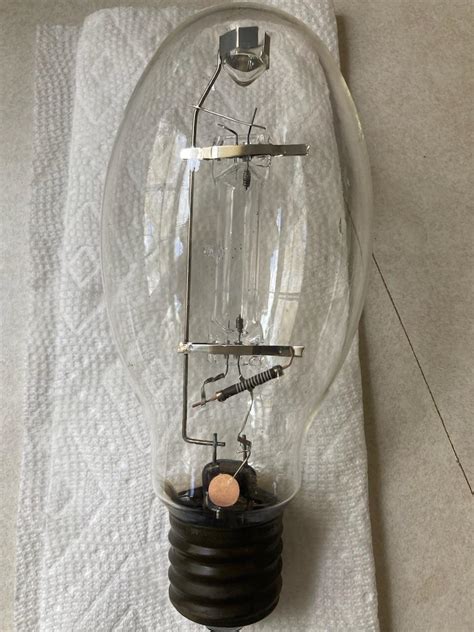 Help with identifying what kind of bulb this is. : r/lightbulbs