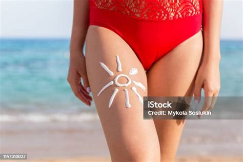 선 스크린 크림으로 그녀의 다리에 태양의 그림으로 해변에서 일광욕 하는 여자 감기와 독감에 대한 스톡 사진 및 기타 이미지 감기와 독감 개념 건강한 생활방식 Istock