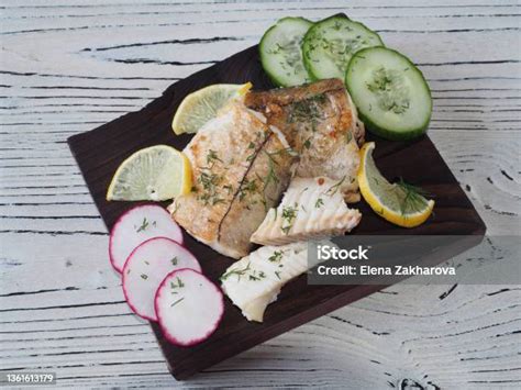 부엌 판에 튀긴 해독 물고기 조각 신선한 야채 레몬 흰색 나무 테이블에 평면 레이아웃 상단 보기 야채와 해산물과 함께 하는 다이어트 요리 0명에 대한 스톡 사진 및 기타