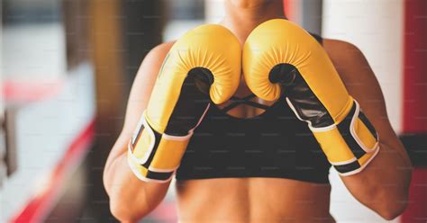 권투 글러브를 쓴 여자 초점은 장갑에 있습니다 사진 Unsplash의 킥복싱 이미지