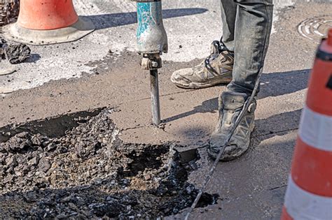 유토이미지 상세페이지 베이직샵 21561175 착암기로 도로 바닥 파쇄하는 작업자
