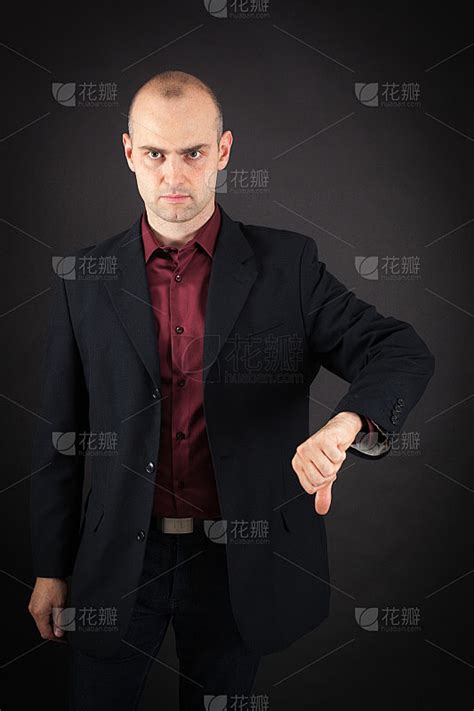 帅哥在不同的场合做不同的表情