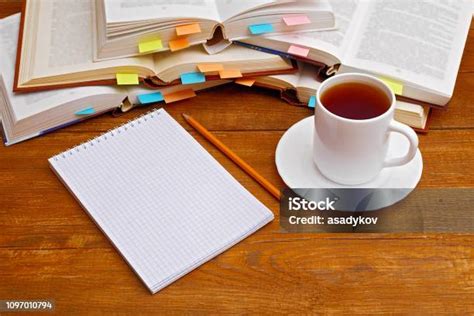 노트와 연필 책갈피와도 서의 더미 앞에서 차 한잔과 함께 고전 양식에 대한 스톡 사진 및 기타 이미지 고전 양식 공부 교과서 Istock