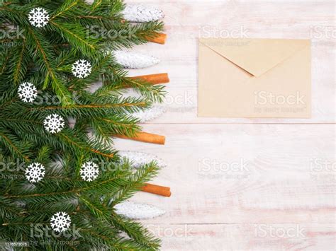 갈색 나무 배경에 전나무 가지 계피 원엽 공예 봉투와 눈송이와 크리스마스 배경 겨울 방학 컨셉 12월에 대한 스톡 사진 및 기타 이미지 Istock