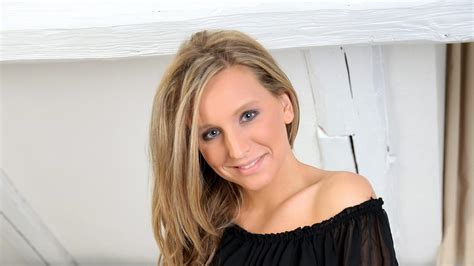 Blondes Beds Whitney Conroy Wallpaper 106524