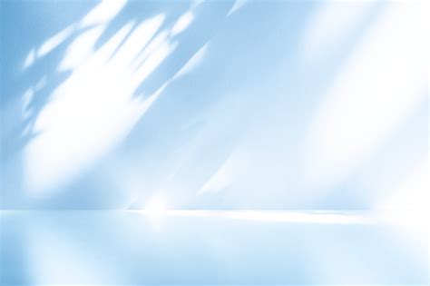 벽면 인테리어 배경 스튜디오 배경에 제품이 표시됩니다 창 색상의 그림자와 흰색과 파란색 빛 제품의 텍스트 삽입 및 프레젠테이션을 위한 배경 벽에 대한 스톡 사진 및 기타