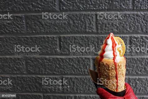 도넛형 콘 바닐라 연약한 서브 아이스크림 딸기와 레몬 달콤한 시럽을 얹은 고 설탕에 절인된 레몬을 얹은 0명에 대한 스톡 사진 및 기타 이미지 Istock