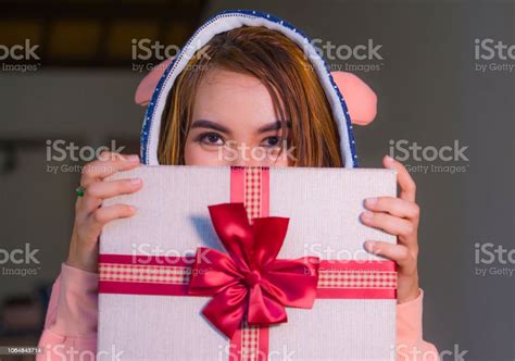 행복 하 고 아름 다운 소녀가 웃 고 명랑 하 고 흥분 축 하 휴일 또는 기념일 그녀의 손에 있는 리본으로 크리스마스 또는 생일 선물 상자를 들고 겨울 따뜻한 까마귀에 30