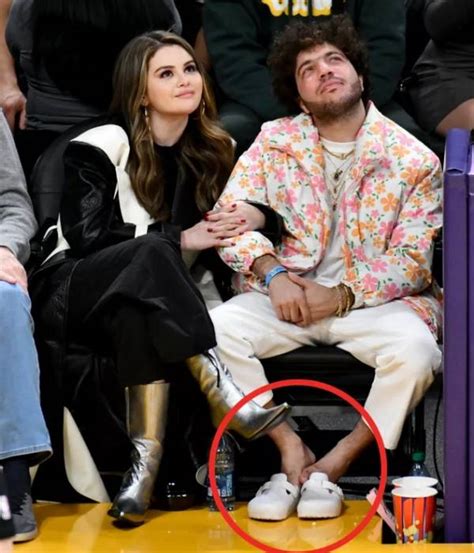 Kencan Pertama Selena Gomez dan Benny Blanco Bikin Heboh, Bagian Kaki Jadi Sorotan