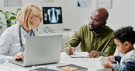 노트북을 상담하는 경험 많은 의사 아프리카 계 미국인 남성 환자는 태블릿을 사용하는 귀여운 작은 아들이 의료 양식을 작성하는 동안 사진 Unsplash의 작다 이미지