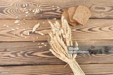 밀 양 귀 비 그리고 흩어져 곡물의 많은 오래 된 소박한 나무 판자에 빵 3 조각에의 한 번들 3가지 개체에 대한 스톡 사진 및 기타 이미지 Istock