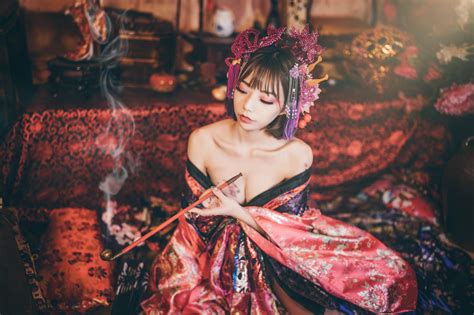 デスクトップ壁紙 黒髪 屋内の女性 アジア人 裸の肩 モデル 化粧 煙 x WallpaperManiac デスクトップ壁紙