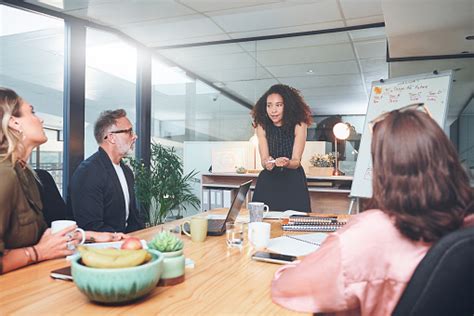 현대 사무실 회의실에서 동료에게 프리젠 테이션을 제공하는 젊은 사업가의 샷 20 24세에 대한 스톡 사진 및 기타 이미지 20 24세 25 29세 50 54세