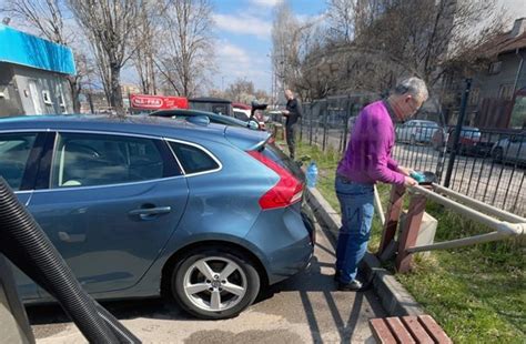 Червен активист сам си мие синята кола