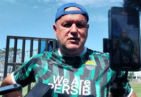 Bojan Hodak Santai 4 Pemain Persib Bandung Absen Saat Hadapi Persita Tangerang Okezone Bola