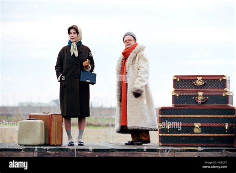 Infamous Sandra Bullock Toby Jones 2006 ©warner Independentcourtesy Infamous Sandra Bullock Toby Jones 2006 ©warner Independentcourtesy