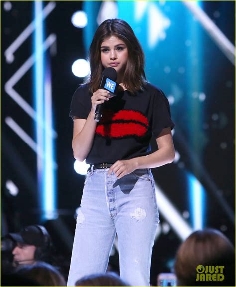 Selena Gomez Shows Off Haircut While Hosting We Day Photo Selena Gomez Pictures