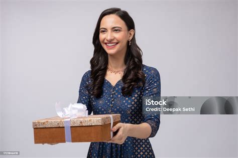 하얀 배경에 고립된 디왈리 축제를 축하하는 선물 상자를 들고 전통 의상을 입은 아름다운 인도 여성 스톡 사진 생일 선물에 대한 스톡 사진 및 기타 이미지 Istock
