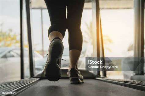 피트 니스 체육관에서 실행 기계 또는 디딜 방 아에서 실행 하는 피트 니스 여자의 다리 부분에 체육관에서 러닝 머신에서 실행 운동 화에 여성 근육 발 러닝머신에 대한 스톡