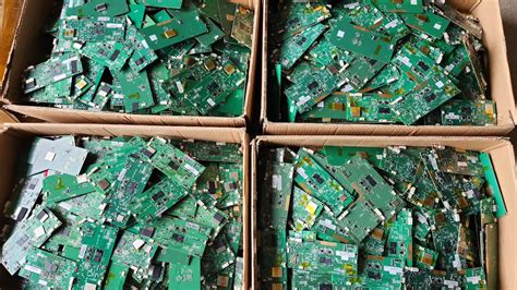 안녕하세요 불용 Pcb 3400장 입고했습니다 입고 후 방열판 제거 Ic 칩셋 체크 종류 분류 수량 파악 포장까지 후다닥 바이어가 바로 찜해서 납품 완료 🫰