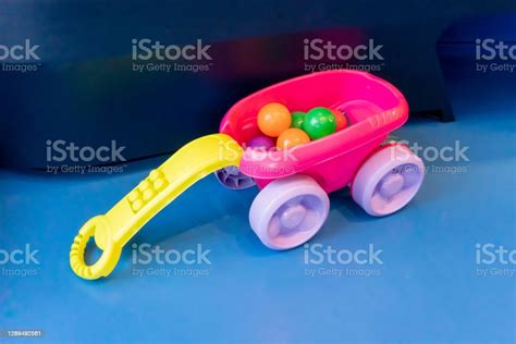 파란색 배경에 화려한 공을 포함하는 다채로운 플라스틱 장난감 자동차 0명에 대한 스톡 사진 및 기타 이미지 0명 갈색 고풍스런 Istock