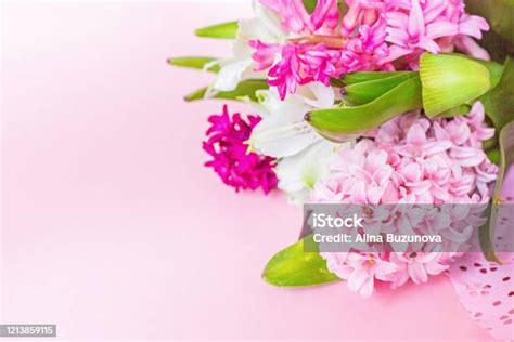 복사 공간이있는 분홍색 파스텔 배경에 히아신스 꽃이있는 봄 배너 상단보기 평평한 누워 어머니의 날 또는 여성의 날 개념 3월에 대한 스톡 사진 및 기타 이미지 Istock