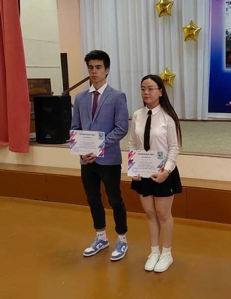 Сегодня состоялась торжественная линейка посвященная окончанию учебного года Были вручены