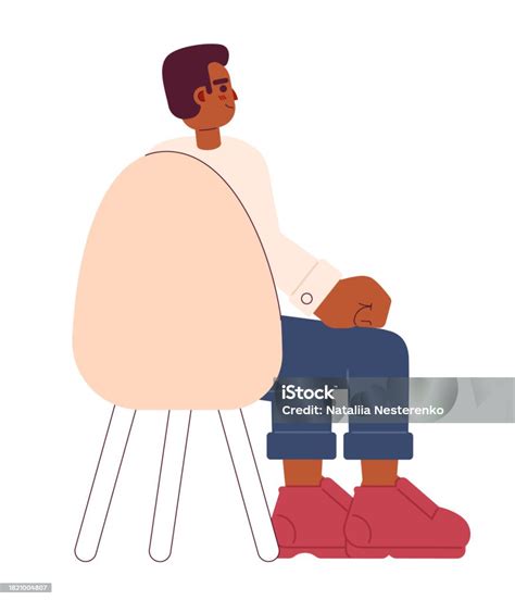 흑인 젊은 성인 남자가 의자 뒷모습 2d 만화 캐릭터에 앉아 있습니다 아프리카 계 미국인 남자 강의 참석자 고립 된 벡터 사람 흰색 배경 워크샵 교육 컬러 플랫 스폿