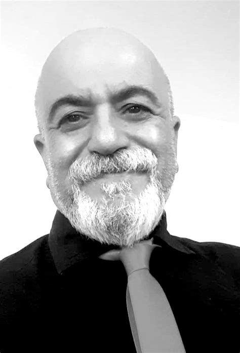 در آغاز همین سطر فرزاد شجاع