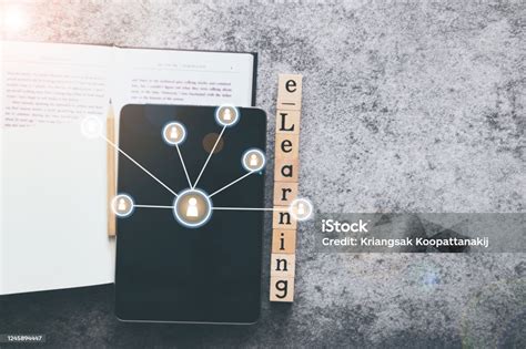 아이콘과 전자 학습의 나무 큐브 문자와 태블릿 교과서와 연필 웨비나 온라인 교육 과정 원격 학습 및 학습 인터넷 지식 기반의 교육 또는 비즈니스 개념 0명에 대한 스톡 사진