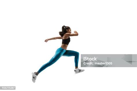 젊은 아프리카 여자 실행 또는 흰색 스튜디오 배경에 고립 된 조깅 가득 찬에 대한 스톡 사진 및 기타 이미지 가득 찬