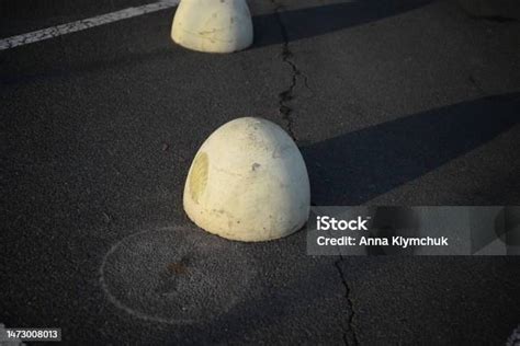 콘크리트 교통 제한 장치 흰색으로 칠해진 콘크리트 마커 주차 공간 콘크리트 도로의 대칭선 아스팔트에 장착 된 콘크리트 반구 콘크리트 주차 반구 흰색 교통 콘 0명에 대한