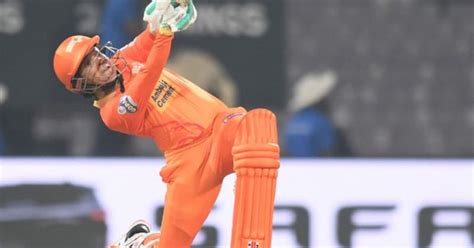 புதிய வரலாற்று சாதனை படைத்த டங்க்லி சும்மா வெளுத்து வாங்கி 18 பந்துகளில் அரைசதம் அடித்து