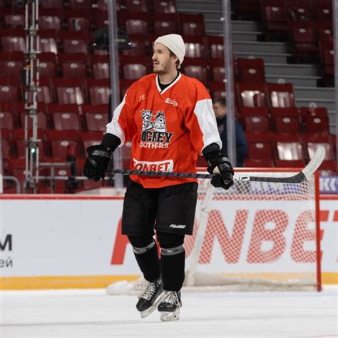 С ДНЕМ РОЖДЕНИЯ ДЕНИС 拾 Сегодня праздник у одного из создателей Hockey Brothers Мы желаем ему