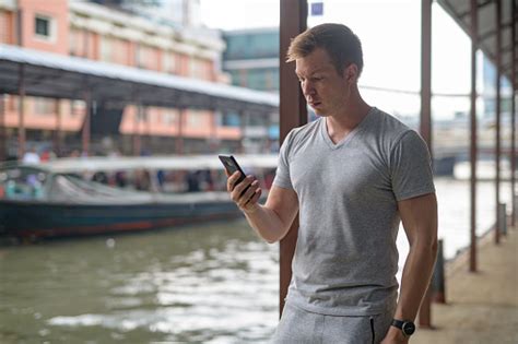 방콕의 현지 부두에서 전화를 사용하는 젊은 잘 생긴 관광 남자 강에 대한 스톡 사진 및 기타 이미지 강 관광 관광객