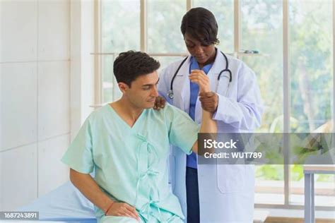 Docter는 환자의 재활을 위한 치료를 합니다 척추 지압사는 치료 재활을 위한 정형외과 치료 환자가 정상으로 복귀하기 위한 재활을 합니다 물리 치료사 및 병원 환자 25