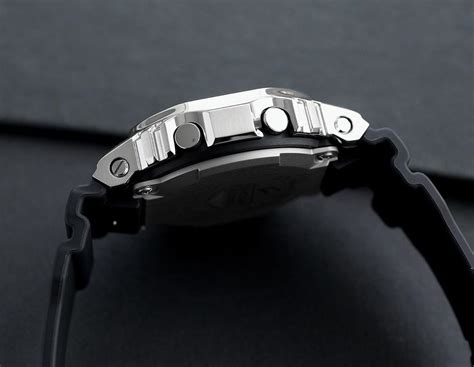 Casio G-Shock GM-5600-1 — вечный квадратный корпус в стали