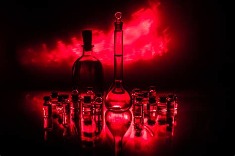 약국 및 화학 테마입니다 연구 실험실에서 유리 플라스 크 솔루션을 테스트 합니다 과학 및 의료 배경입니다 어두운 톤 배경에 실험실 테스트 튜브 Stem 주제에 대한 스톡