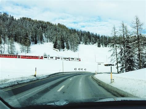 Premium Photo Road Passing Through Tunnel