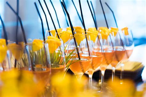 바 바 카운터 칵테일 바 빨 대와 유리 색상 배경에서 신선한 음료 Coctail 칵테일 바에서 마시는 칵테일 유리 칵테일 잔에 알코올 감귤류 과일에 대한 스톡 사진 및 기타