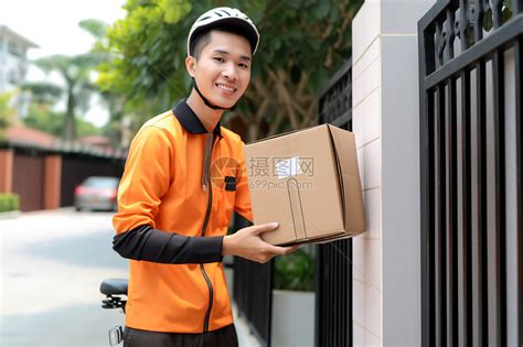 拿着快递的快递员高清图片下载 正版图片600773716 摄图网