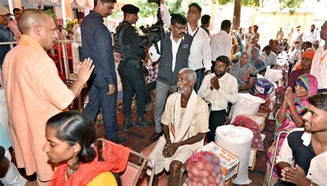 Cm Yogi Conducts Aerial Survey Of Floot Hit Areas In Gorakhpur And Maharajganj Distributes Relief