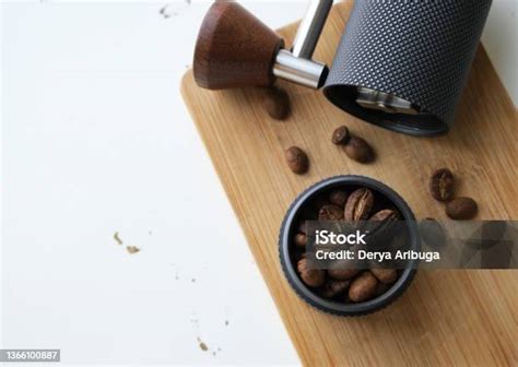 현대적인 수동 커피 그라인더와 구운 커피 콩은 흰색 배경에 있습니다 0명에 대한 스톡 사진 및 기타 이미지 0명 가정용 장비 강철 Istock