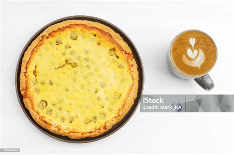 요구르트 충전과 흰색 나무 테이블에 커피 카푸치노 한 잔홈 메이드 구스 베리 파이 맨 위 보기 0명에 대한 스톡 사진 및 기타 이미지 Istock