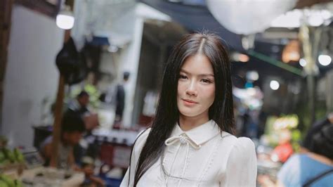 Pemotretan Nita Gunawan Di Pasar Tampil Menawan Foto Liputan Com