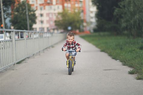 귀여운 금발 유럽 소년은 도시 공원의 도로에서 균형 잡힌 자전거를 타고 여름에는 도시에서 어린이 놀이기구 라이프 스타일과 여름 휴가 귀여운에 대한 스톡 사진 및 기타 이미지